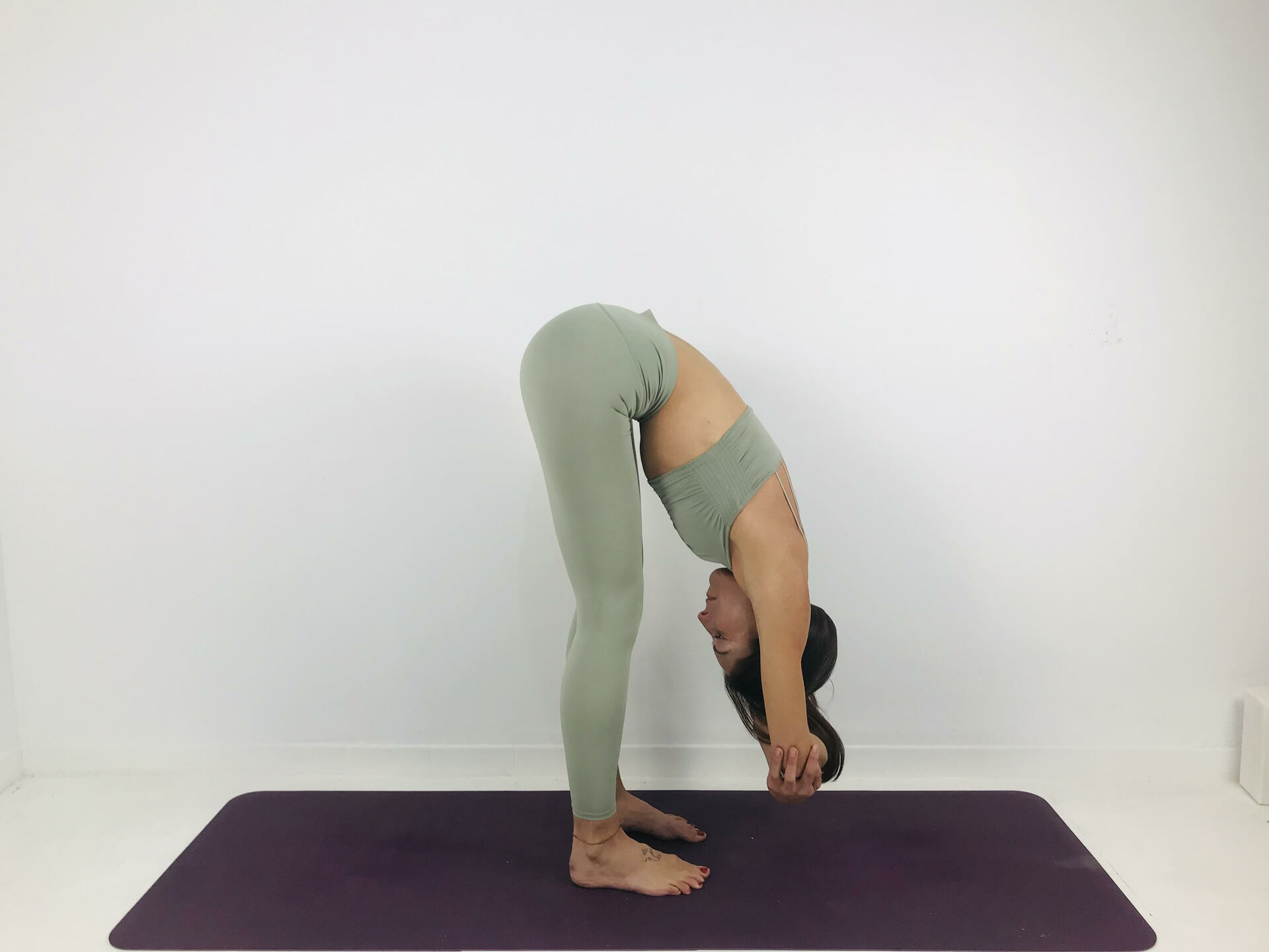 Uttanasana I o postura de la pinza - YogaShala