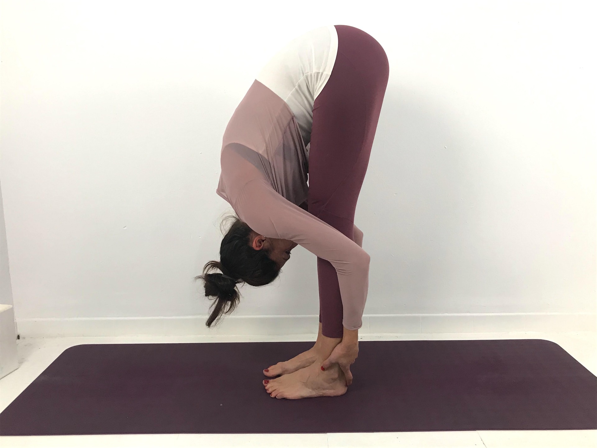 Uttanasana II o postura de la pinza II - YogaShala